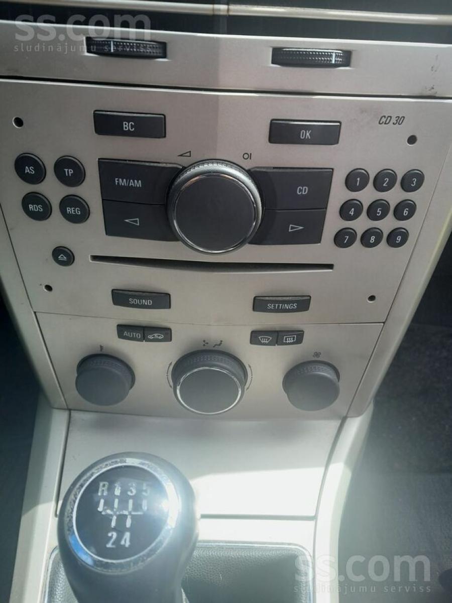 Grey Opel Astra 2008 in Preili, with an engine capacity of 1.60 L and mileage of 247 thousand km for 1980 €, photo 6 on AUTOMOTO.COM.LV
