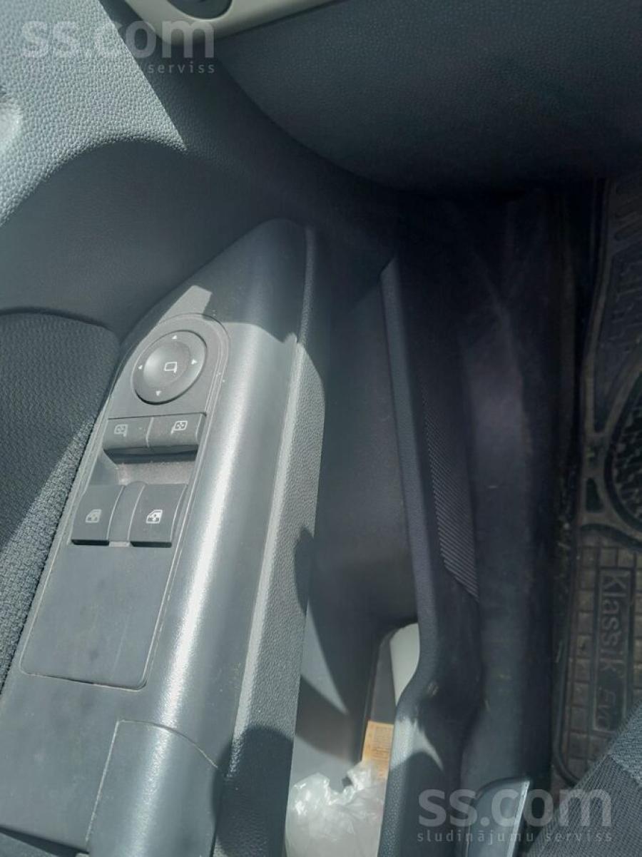 Grey Opel Astra 2008 in Preili, with an engine capacity of 1.60 L and mileage of 247 thousand km for 1980 €, photo 11 on AUTOMOTO.COM.LV