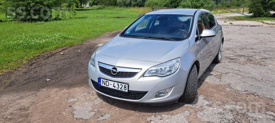 Grey Opel Astra 2010 in Ogre, with an engine capacity of 1.60 L and mileage of 37 thousand km for 3800 €, photo 1 on AUTOMOTO.COM.LV