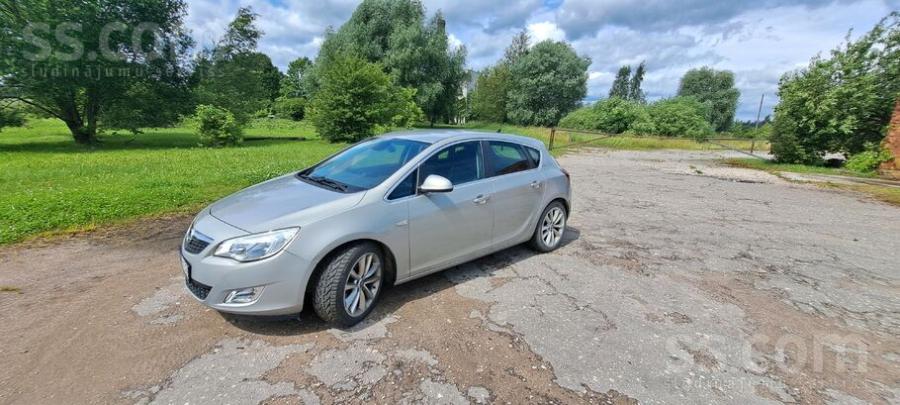 Grey Opel Astra 2010 in Ogre, with an engine capacity of 1.60 L and mileage of 37 thousand km for 3800 €, photo 4 on AUTOMOTO.COM.LV