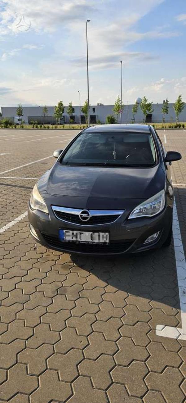Grey Opel Astra 2011 in Kaunas, with an engine capacity of 1.69 L and mileage of 244 thousand km for 1100 €, photo 1 on AUTOMOTO.COM.LV