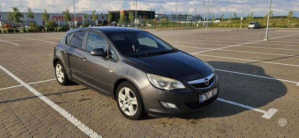 Grey Opel Astra 2011 in Kaunas, with an engine capacity of 1.69 L and mileage of 244 thousand km for 1100 €, photo 2 on AUTOMOTO.COM.LV