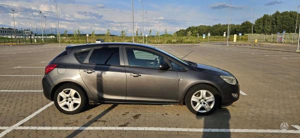 Grey Opel Astra 2011 in Kaunas, with an engine capacity of 1.69 L and mileage of 244 thousand km for 1100 €, photo 3 on AUTOMOTO.COM.LV