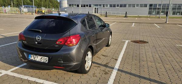 Grey Opel Astra 2011 in Kaunas, with an engine capacity of 1.69 L and mileage of 244 thousand km for 1100 €, photo 4 on AUTOMOTO.COM.LV