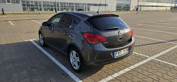 Grey Opel Astra 2011 in Kaunas, with an engine capacity of 1.69 L and mileage of 244 thousand km for 1100 €, photo 5 on AUTOMOTO.COM.LV