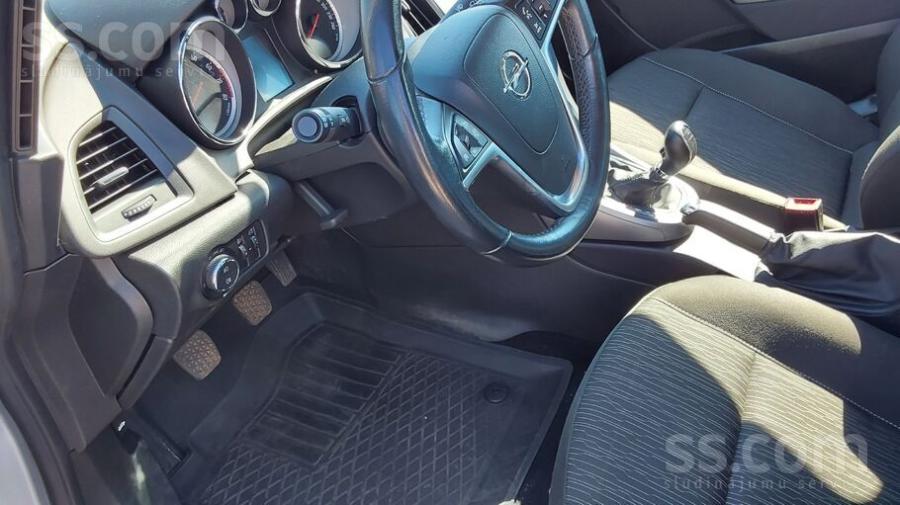Grey Opel Astra 2016 in Riga, with an engine capacity of 1.40 L and mileage of 88 thousand km for 6998 €, photo 10 on AUTOMOTO.COM.LV