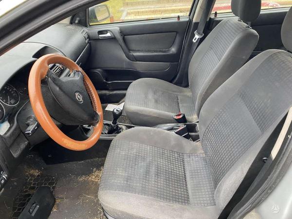 Pelēks Opel Astra 2004 Viļņa, ar dzinēja tilpumu 2.00 L un nobraukumu 330 tūkst. km par 320 €, foto 5 vietnē AUTOMOTO.COM.LV