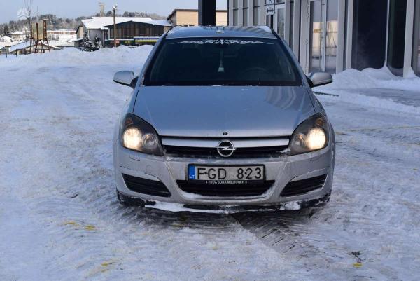 Grey Opel Astra 2004 in Vilnius, with an engine capacity of 1.69 L and mileage of 349 thousand km for 900 €, photo 2 on AUTOMOTO.COM.LV