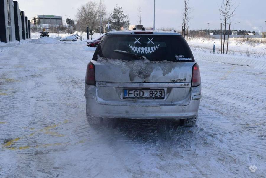 Grey Opel Astra 2004 in Vilnius, with an engine capacity of 1.69 L and mileage of 349 thousand km for 900 €, photo 6 on AUTOMOTO.COM.LV