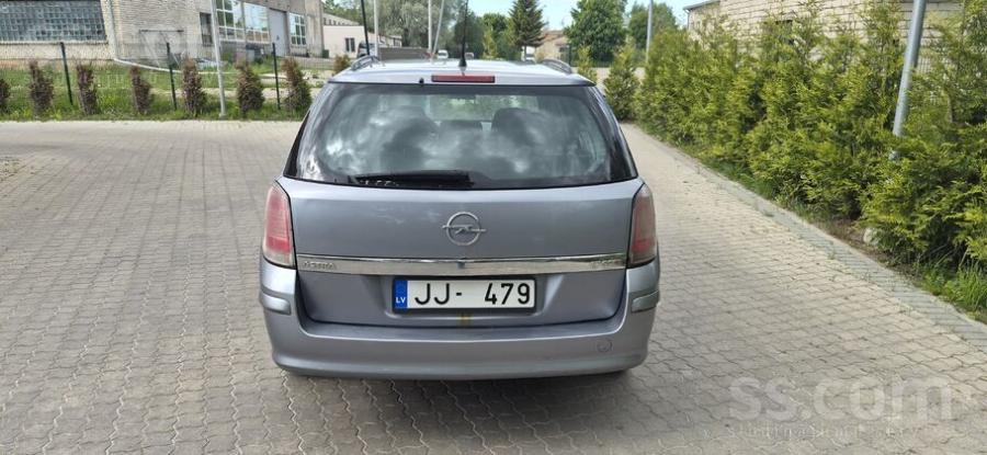 Grey Opel Astra 2004 in Talsi, with an engine capacity of 1.70 L and mileage of 254 thousand km for 850 €, photo 4 on AUTOMOTO.COM.LV