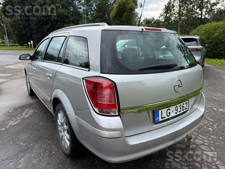 Pelēks Opel Astra 2004 Rīga, ar dzinēja tilpumu 1.70 L un nobraukumu 294 tūkst. km par 1270 €, foto 5 vietnē AUTOMOTO.COM.LV