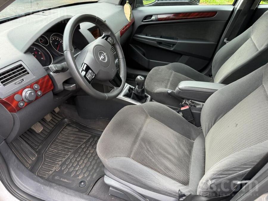 Pelēks Opel Astra 2004 Rīga, ar dzinēja tilpumu 1.70 L un nobraukumu 294 tūkst. km par 1270 €, foto 8 vietnē AUTOMOTO.COM.LV