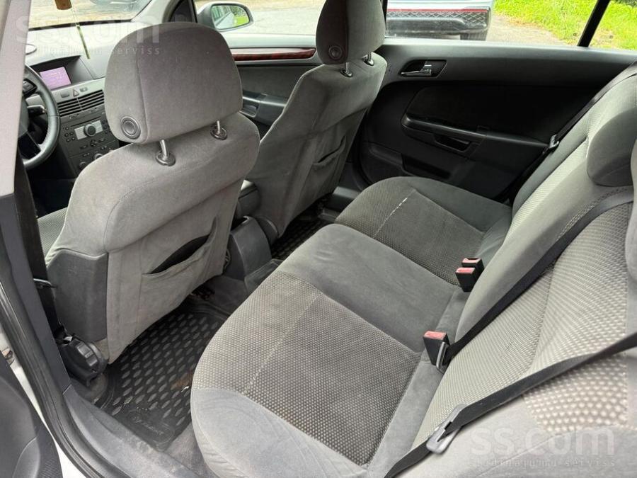 Pelēks Opel Astra 2004 Rīga, ar dzinēja tilpumu 1.70 L un nobraukumu 294 tūkst. km par 1270 €, foto 9 vietnē AUTOMOTO.COM.LV