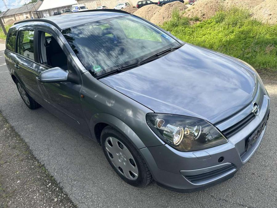 Grey Opel Astra 2004 in Rokiskis, with an engine capacity of 1.60 L and mileage of 157 thousand km for 1600 €, photo 1 on AUTOMOTO.COM.LV