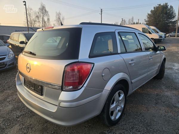 Grey Opel Astra 2005 in Jurbarkas, with an engine capacity of 1.60 L and mileage of 204 thousand km for 1850 €, photo 3 on AUTOMOTO.COM.LV