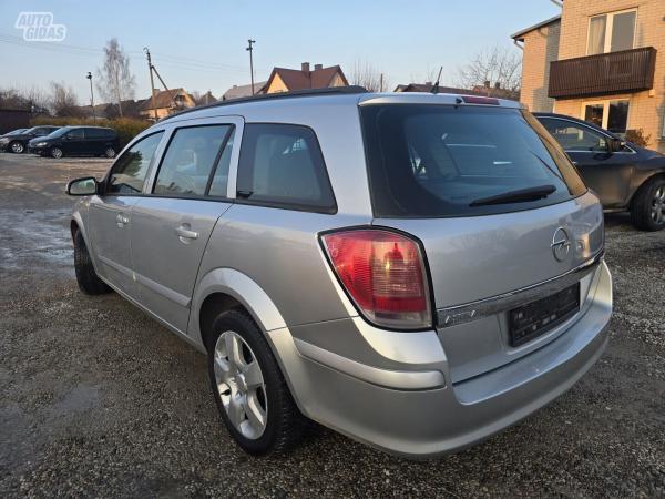Grey Opel Astra 2005 in Jurbarkas, with an engine capacity of 1.60 L and mileage of 204 thousand km for 1850 €, photo 4 on AUTOMOTO.COM.LV