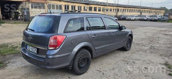 Grey Opel Astra 2005 in Riga, with an engine capacity of 1.60 L and mileage of 265 thousand km for 1425 €, photo 3 on AUTOMOTO.COM.LV