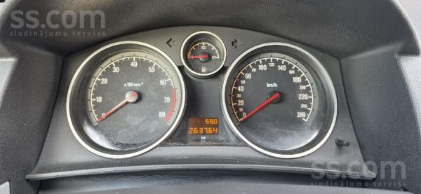 Grey Opel Astra 2005 in Riga, with an engine capacity of 1.60 L and mileage of 265 thousand km for 1425 €, photo 5 on AUTOMOTO.COM.LV