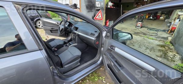 Grey Opel Astra 2005 in Riga, with an engine capacity of 1.60 L and mileage of 265 thousand km for 1425 €, photo 8 on AUTOMOTO.COM.LV