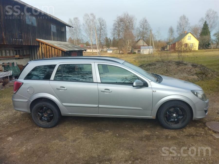 Pelēks Opel Astra 2005 Valmiera, ar dzinēja tilpumu 1.70 L un nobraukumu 300 tūkst. km par 880 €, foto 4 vietnē AUTOMOTO.COM.LV