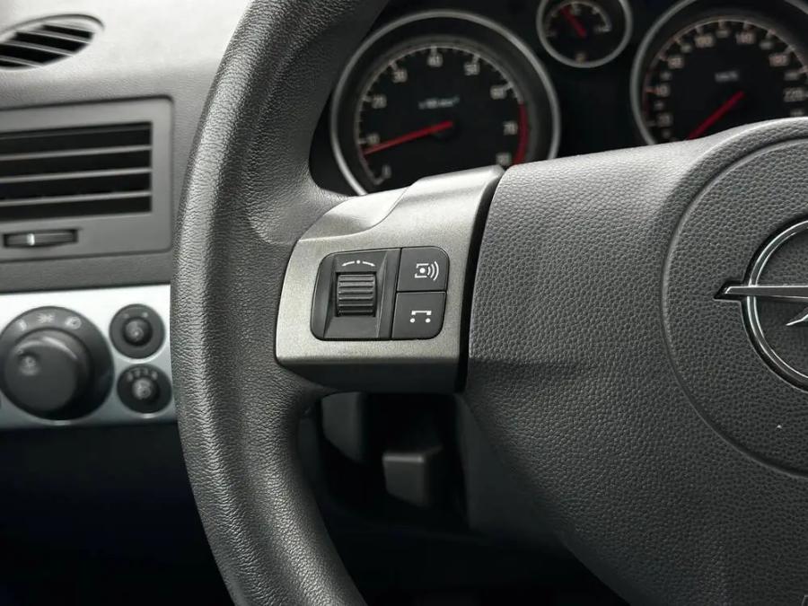 Pelēks Opel Astra 2005 Jelgava, ar dzinēja tilpumu 1.60 L un nobraukumu 172 tūkst. km par 2950 €, foto 25 vietnē AUTOMOTO.COM.LV