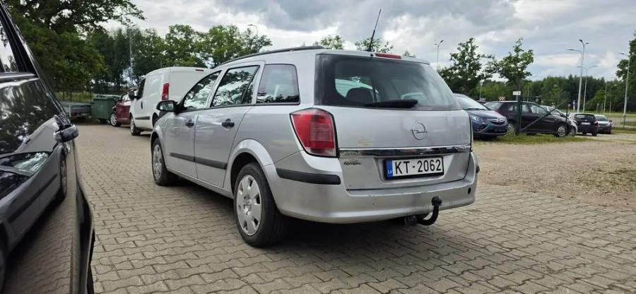 Grey Opel Astra 2005 in Valmiera, with an engine capacity of 1.90 L and mileage of 424 thousand km for 1050 €, photo 5 on AUTOMOTO.COM.LV