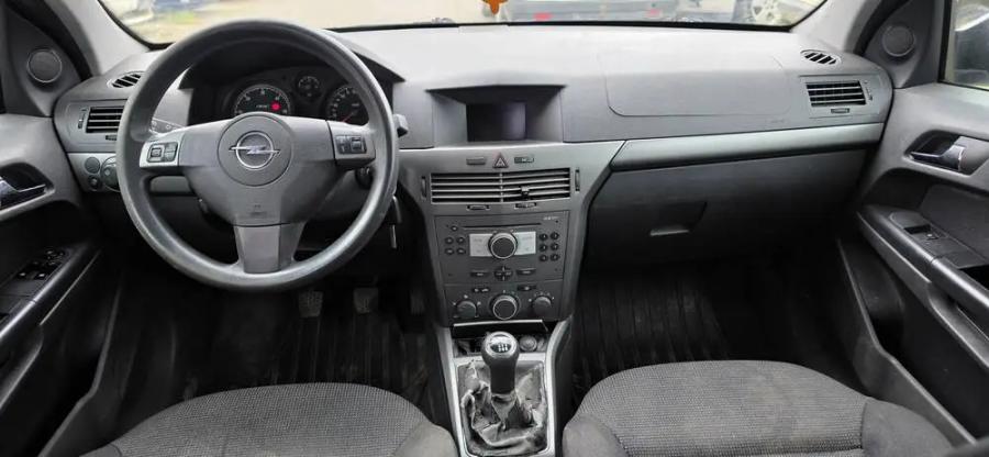 Grey Opel Astra 2005 in Valmiera, with an engine capacity of 1.90 L and mileage of 424 thousand km for 1050 €, photo 8 on AUTOMOTO.COM.LV
