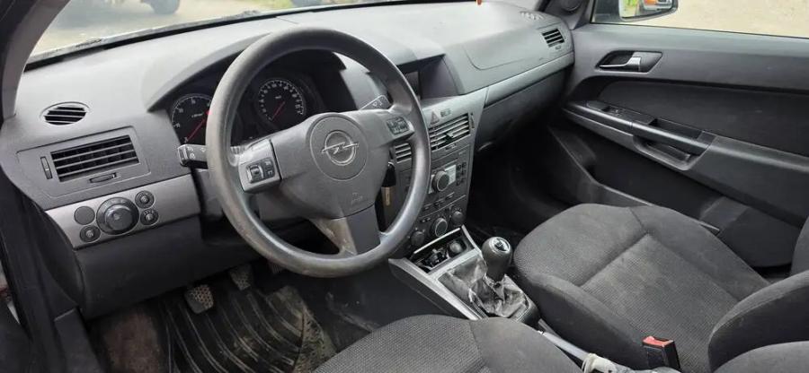 Grey Opel Astra 2005 in Valmiera, with an engine capacity of 1.90 L and mileage of 424 thousand km for 1050 €, photo 9 on AUTOMOTO.COM.LV