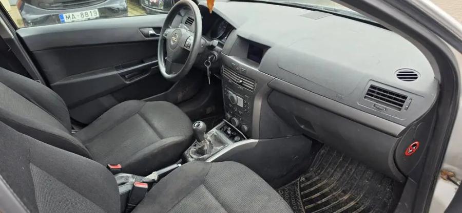 Grey Opel Astra 2005 in Valmiera, with an engine capacity of 1.90 L and mileage of 424 thousand km for 1050 €, photo 10 on AUTOMOTO.COM.LV