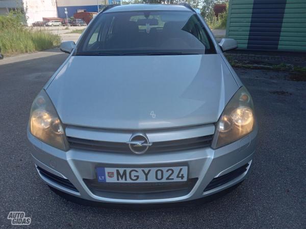 Grey Opel Astra 2005 in Siauliai, with an engine capacity of 1.60 L and mileage of 224 thousand km for 1680 €, photo 2 on AUTOMOTO.COM.LV