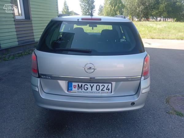 Grey Opel Astra 2005 in Siauliai, with an engine capacity of 1.60 L and mileage of 224 thousand km for 1680 €, photo 6 on AUTOMOTO.COM.LV