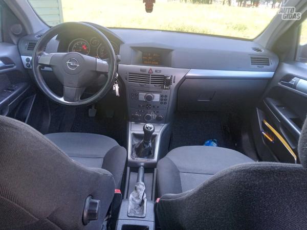 Grey Opel Astra 2005 in Siauliai, with an engine capacity of 1.60 L and mileage of 224 thousand km for 1680 €, photo 9 on AUTOMOTO.COM.LV