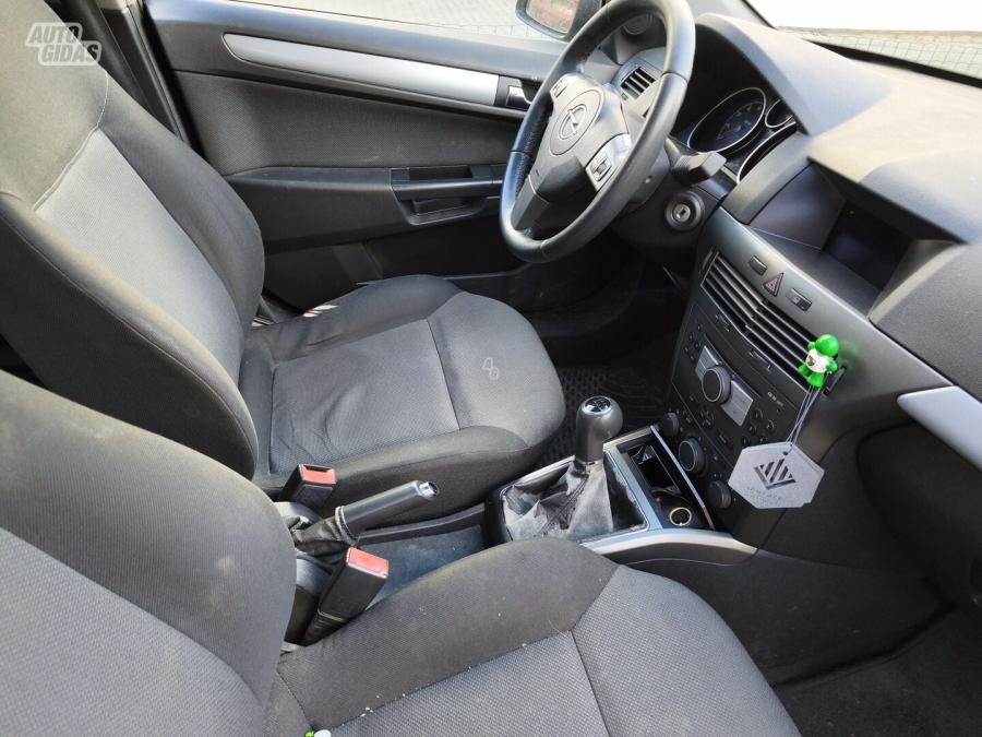 Pelēks Opel Astra 2005 Kauņa, ar dzinēja tilpumu 1.60 L un nobraukumu 400 tūkst. km par 330 €, foto 3 vietnē AUTOMOTO.COM.LV