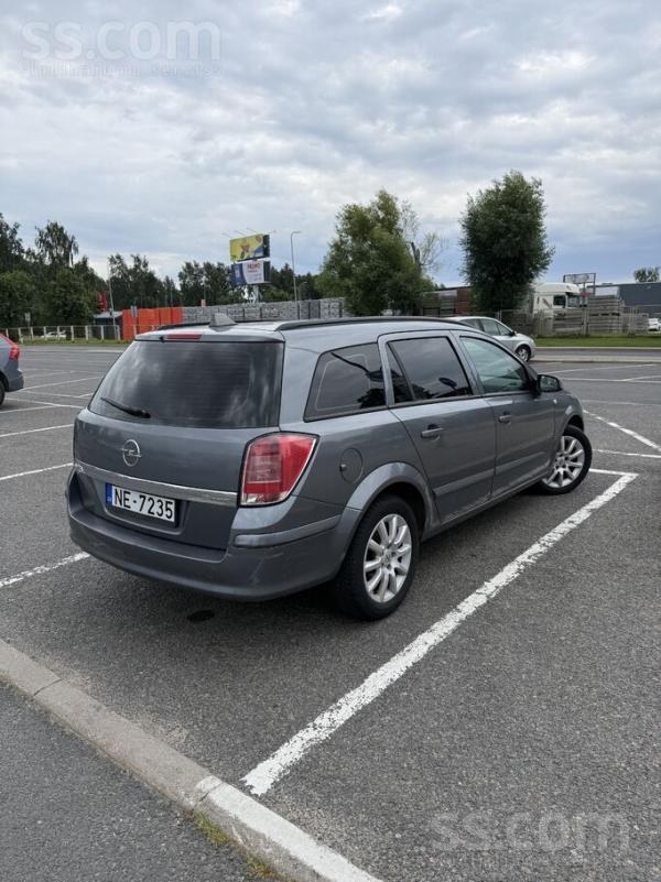 Grey Opel Astra 2005 in Riga, with an engine capacity of 1.60 L and mileage of 269 thousand km for 1400 €, photo 1 on AUTOMOTO.COM.LV