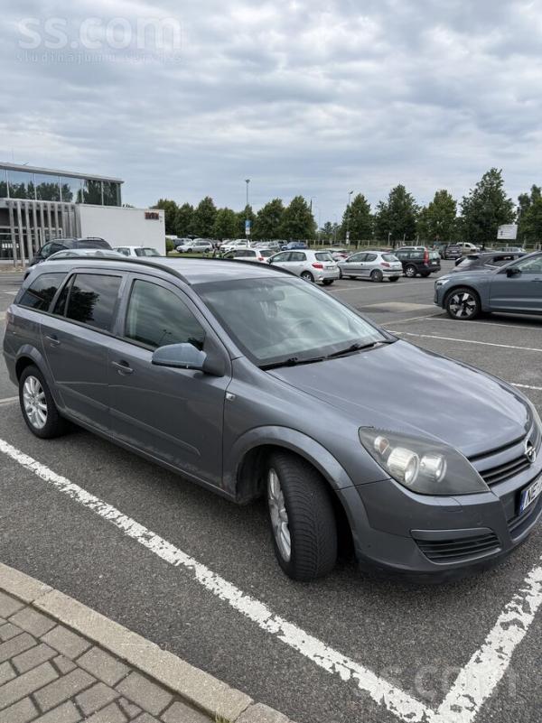 Grey Opel Astra 2005 in Riga, with an engine capacity of 1.60 L and mileage of 269 thousand km for 1400 €, photo 3 on AUTOMOTO.COM.LV