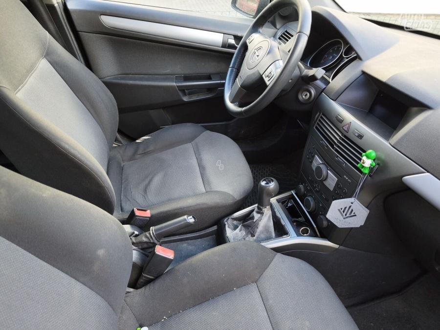 Pelēks Opel Astra 2005 Kauņa, ar dzinēja tilpumu 1.60 L un nobraukumu 400 tūkst. km par 330 €, foto 3 vietnē AUTOMOTO.COM.LV