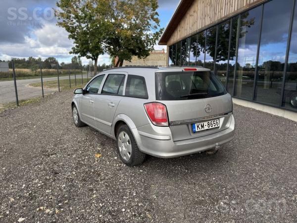 Grey Opel Astra 2005 in Cesis, with an engine capacity of 1.90 L and mileage of 272 thousand km for 1390 €, photo 3 on AUTOMOTO.COM.LV