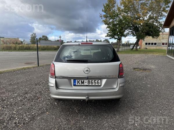 Grey Opel Astra 2005 in Cesis, with an engine capacity of 1.90 L and mileage of 272 thousand km for 1390 €, photo 4 on AUTOMOTO.COM.LV