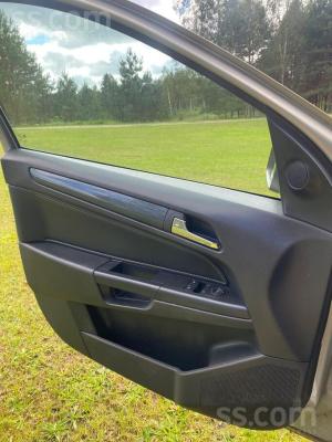 Grey Opel Astra 2005 in Liepaja, with an engine capacity of 1.90 L and mileage of 290 thousand km for 1200 €, photo 8 on AUTOMOTO.COM.LV