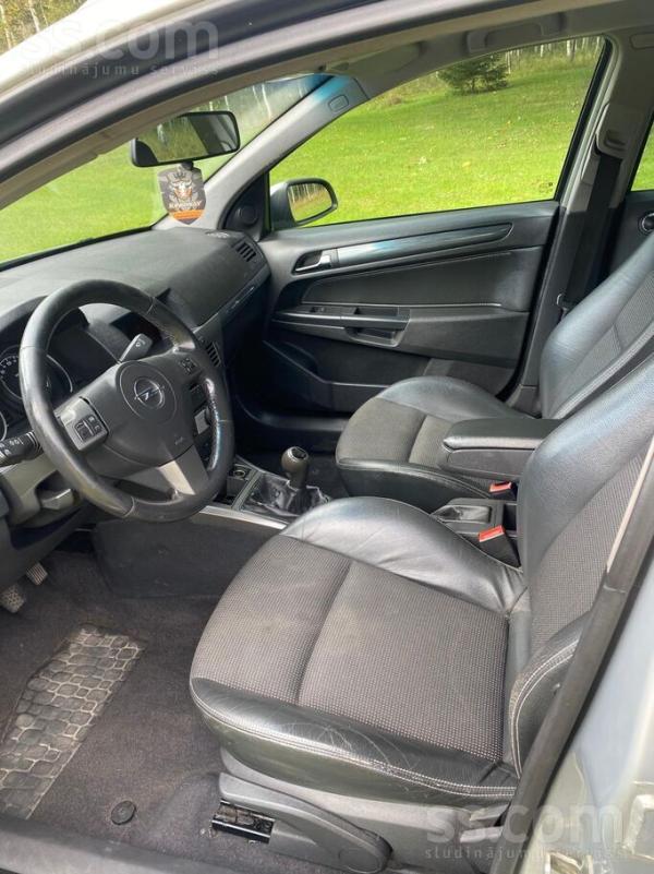 Grey Opel Astra 2005 in Liepaja, with an engine capacity of 1.90 L and mileage of 290 thousand km for 1200 €, photo 9 on AUTOMOTO.COM.LV