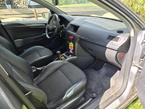 Grey Opel Astra 2005 in Utena, with an engine capacity of 1.69 L and mileage of 3 thousand km for 450 €, photo 10 on AUTOMOTO.COM.LV