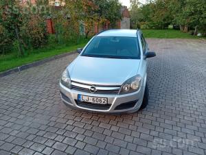 Grey Opel Astra 2005 in Cesis, with an engine capacity of 1.90 L and mileage of 286 thousand km for 1190 €, photo 4 on AUTOMOTO.COM.LV