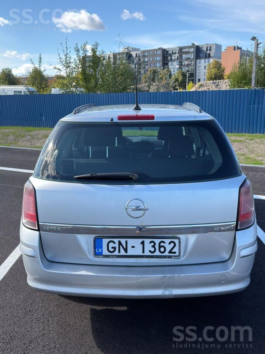 Grey Opel Astra 2005 in Riga, with an engine capacity of 1.70 L and mileage of 230 thousand km for 1400 €, photo 5 on AUTOMOTO.COM.LV