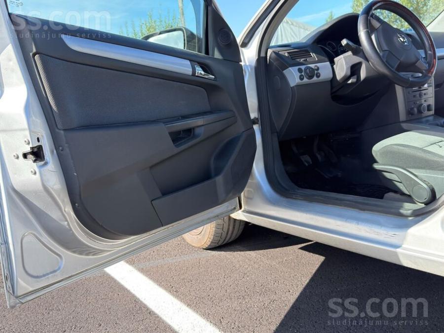 Grey Opel Astra 2005 in Riga, with an engine capacity of 1.70 L and mileage of 230 thousand km for 1400 €, photo 13 on AUTOMOTO.COM.LV