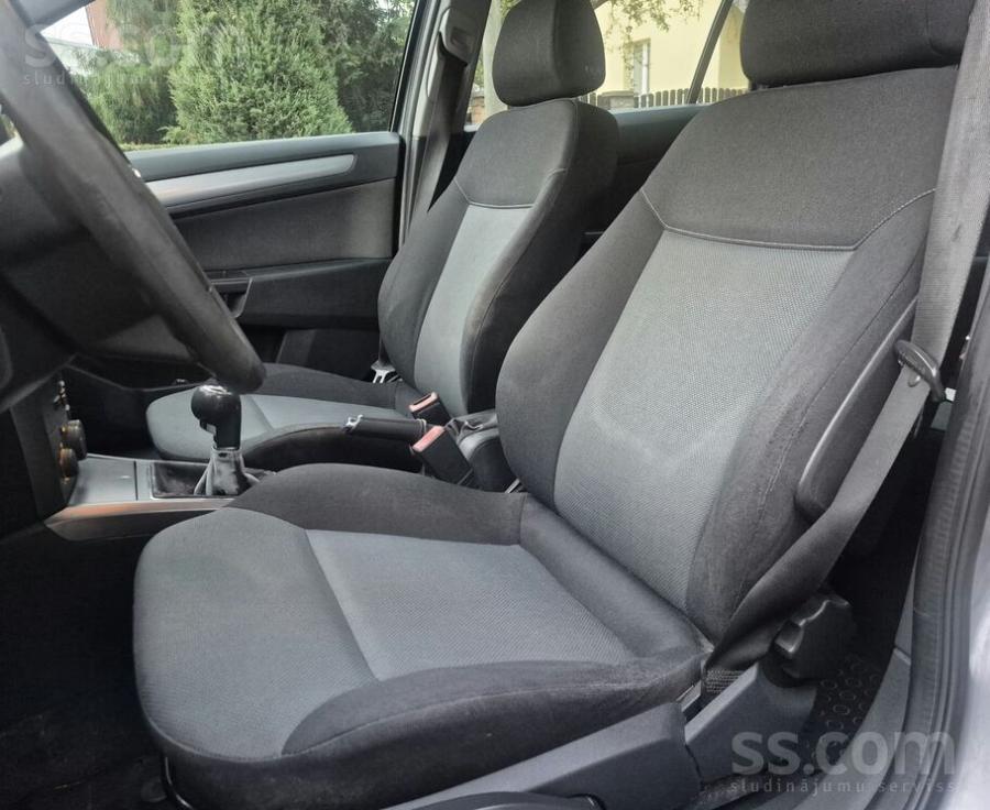 Grey Opel Astra 2005 in Riga, with an engine capacity of 1.70 L and mileage of 240 thousand km for 1600 €, photo 5 on AUTOMOTO.COM.LV