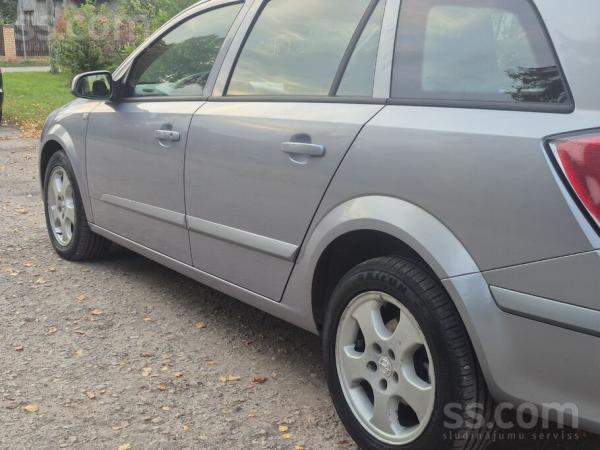Grey Opel Astra 2005 in Riga, with an engine capacity of 1.70 L and mileage of 240 thousand km for 1600 €, photo 10 on AUTOMOTO.COM.LV