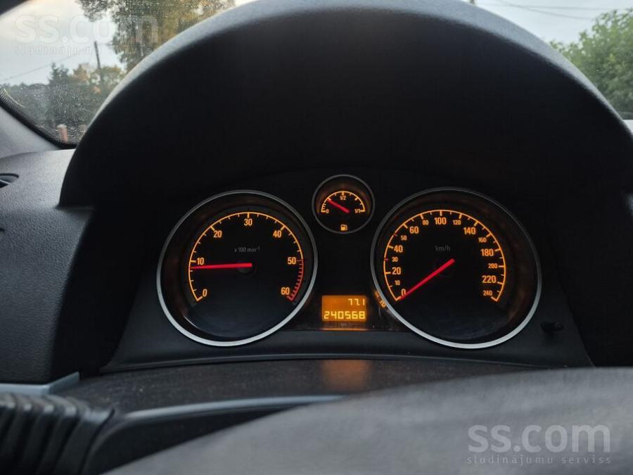 Grey Opel Astra 2005 in Riga, with an engine capacity of 1.70 L and mileage of 240 thousand km for 1600 €, photo 13 on AUTOMOTO.COM.LV