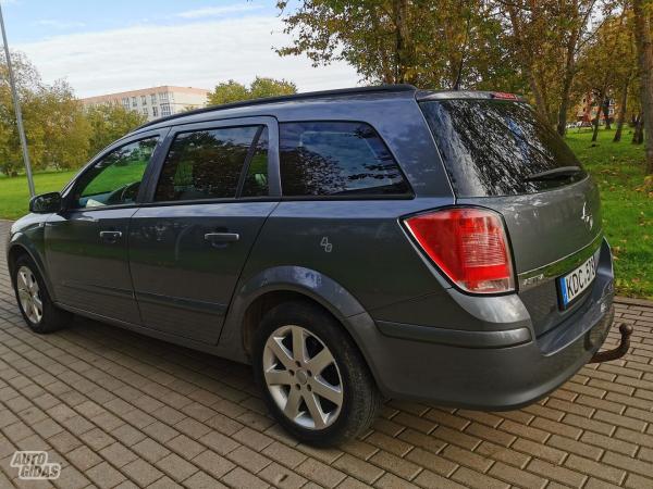 Pelēks Opel Astra 2005 Šauļi, ar dzinēja tilpumu 1.80 L un nobraukumu 306 tūkst. km par 1211 €, foto 1 vietnē AUTOMOTO.COM.LV
