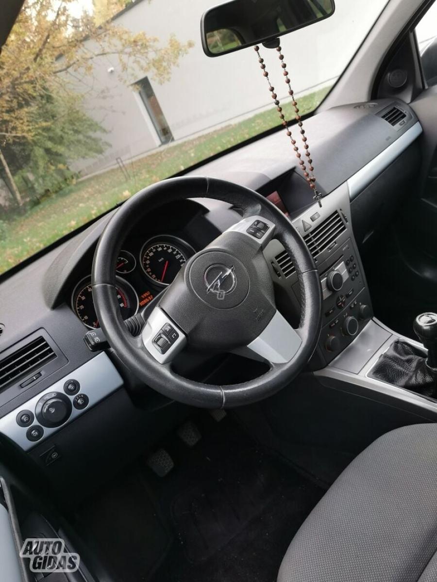 Pelēks Opel Astra 2005 Šauļi, ar dzinēja tilpumu 1.80 L un nobraukumu 306 tūkst. km par 1211 €, foto 12 vietnē AUTOMOTO.COM.LV