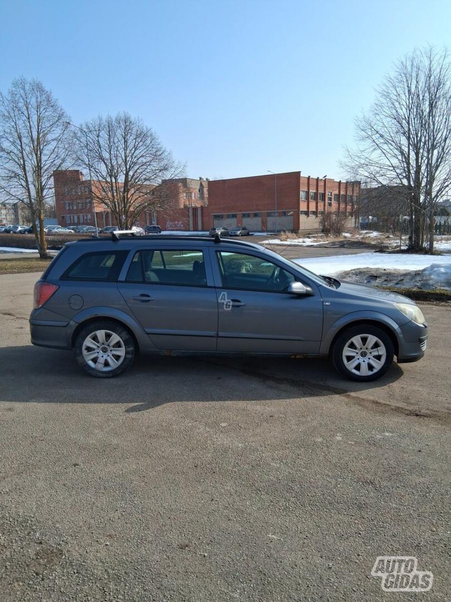 Grey Opel Astra 2006 in Siauliai, with an engine capacity of 1.90 L and mileage of 370 thousand km for 800 €, photo 1 on AUTOMOTO.COM.LV